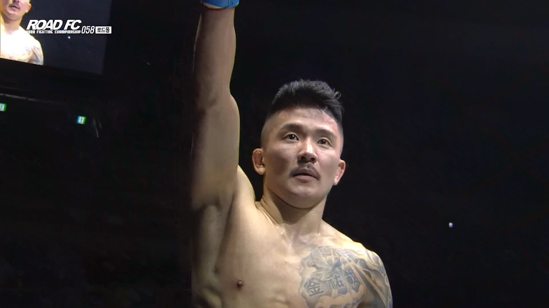 다음스포츠 | [서동수 vs 김우재] '화려한 은퇴식' 화끈한 파운딩 타격으로 2R TKO 승리 챙긴 김우재