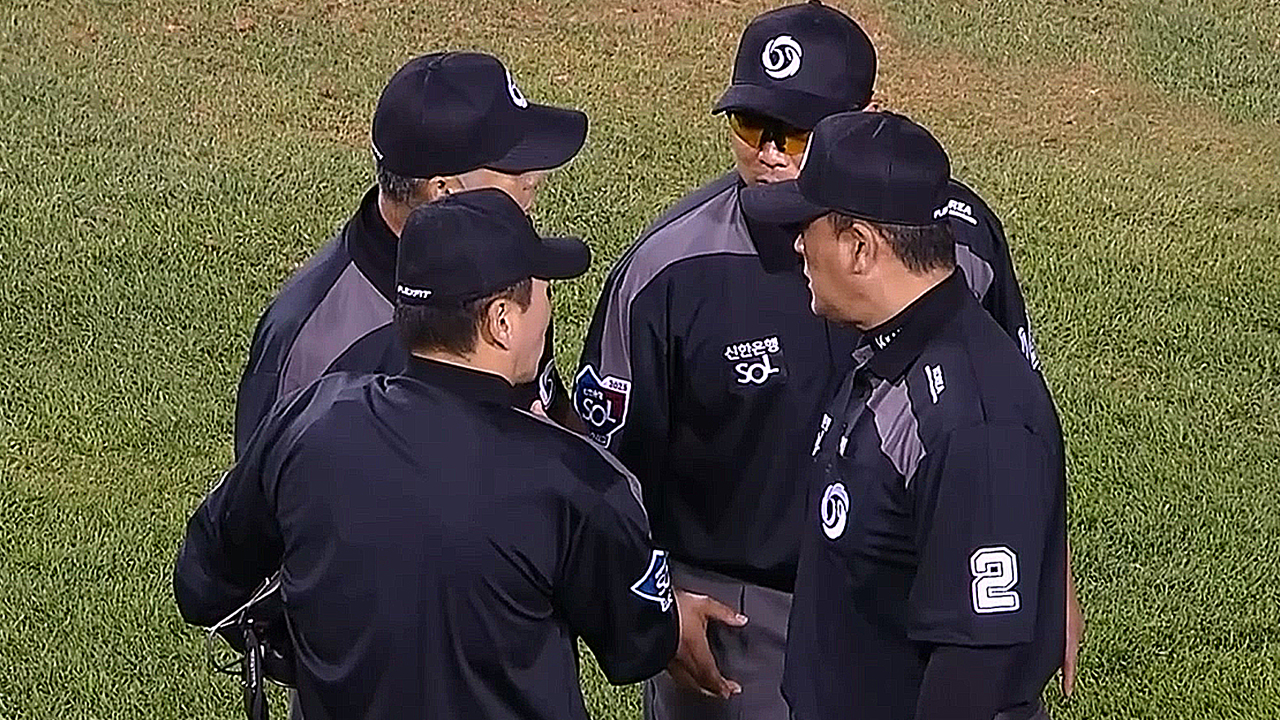 다음스포츠 | 오심과 불신으로 물든 잠실구장 [KBO FILM ROOM]