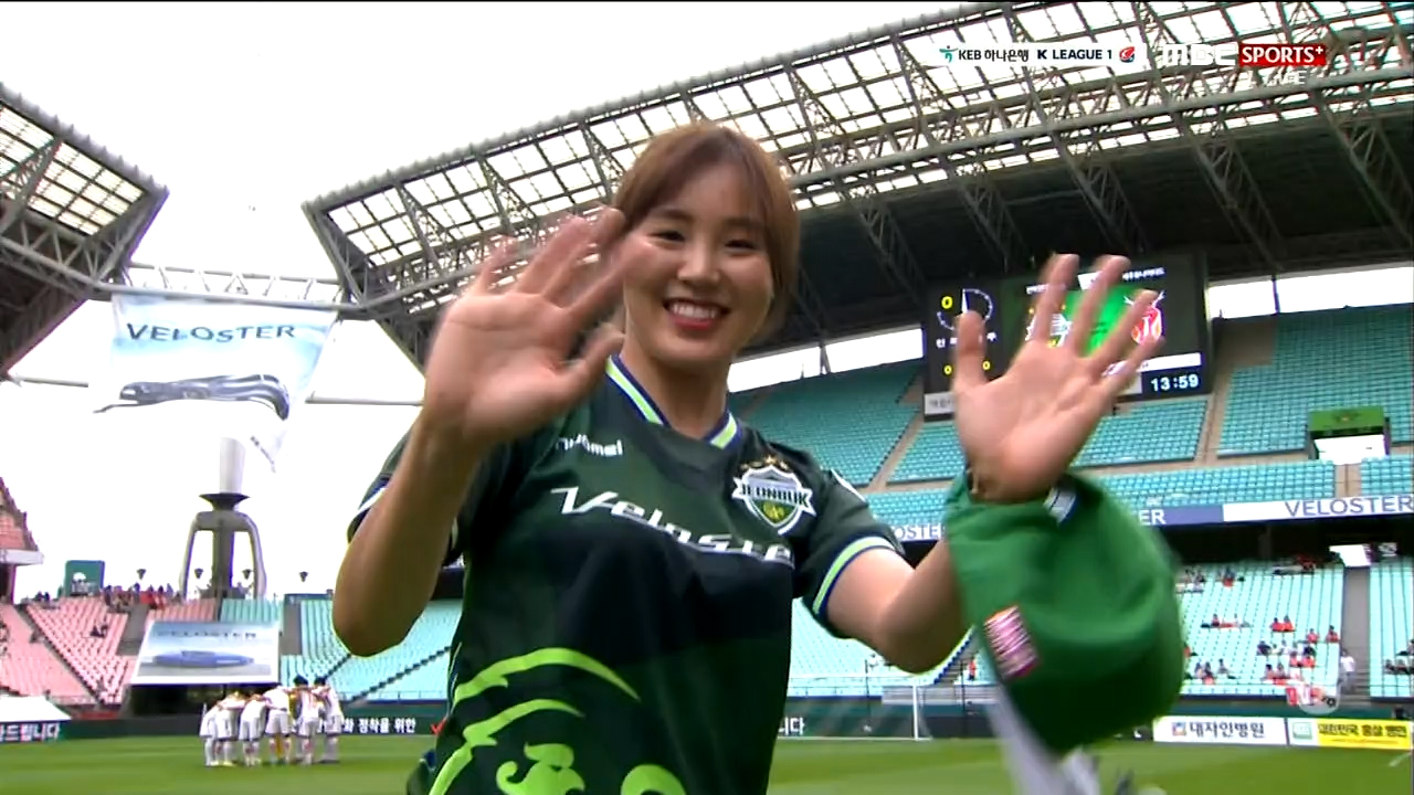 다음스포츠 | '평창 올림픽 금메달리스트' 쇼트트랙 김아랑선수의 상큼 발랄한 시축