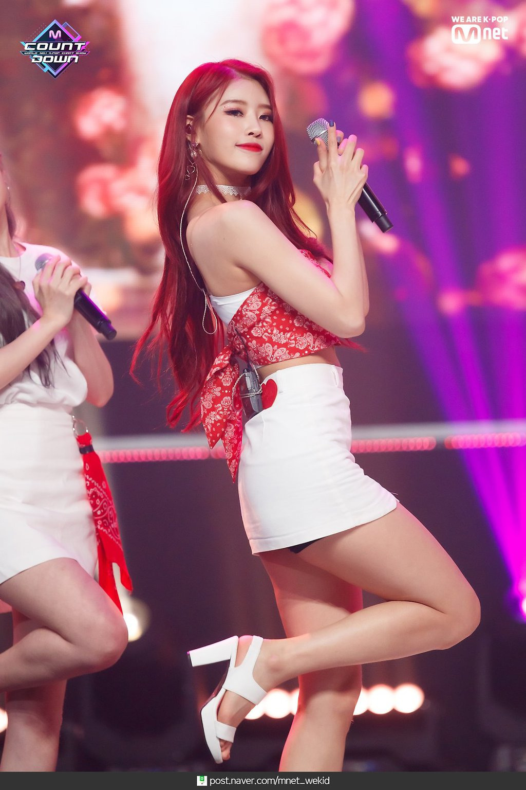 빨강 오프숄더 크롭탑 의상의 러블리즈 이미주 방송연예 꾸르