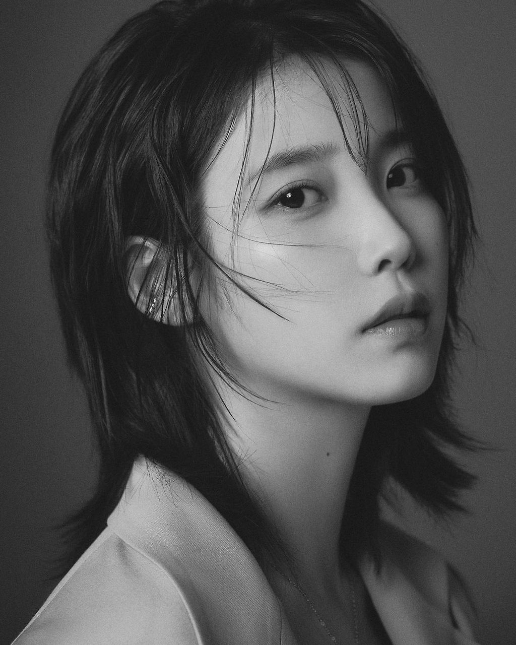 은근 섹시한데 청순하기 까지한 아이유 근황 방송연예 꾸르