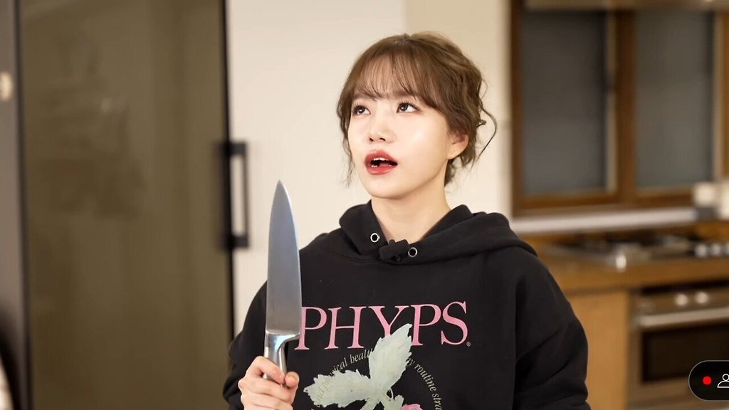 칼 들고 협박하는 조유리 비주얼 걸그룹 연예인 짤티비 Jjtvkr