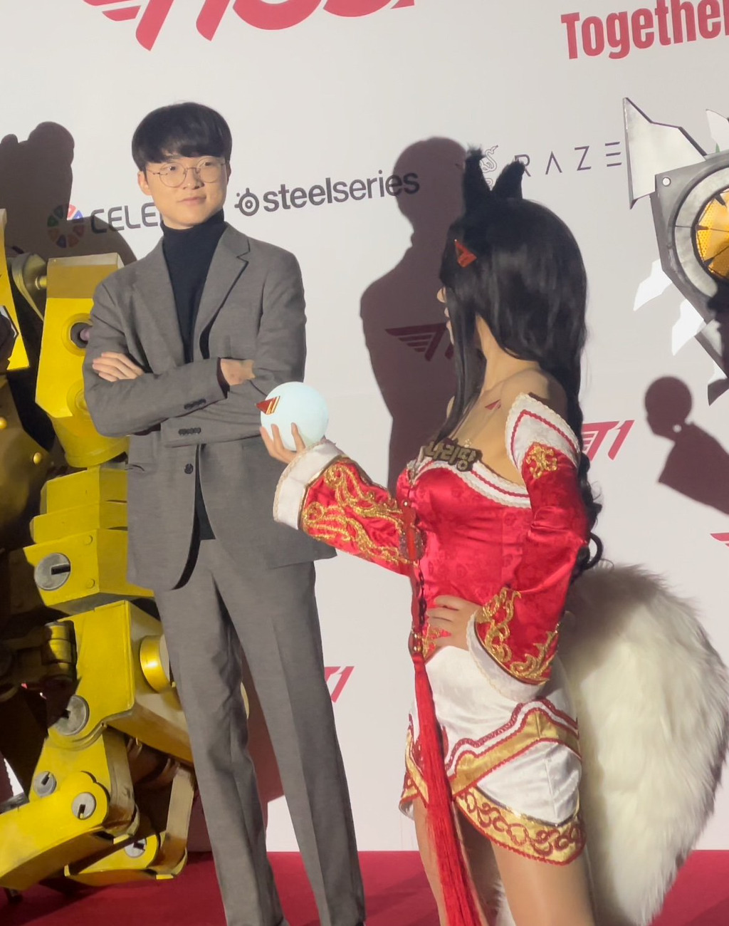페이커와 사진 찍고 성불한 코스플레이어 후방주의 꾸르