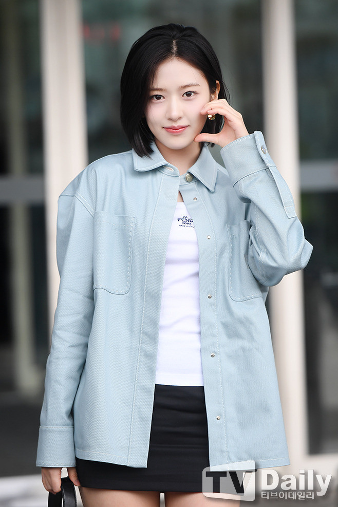 연예거중기 밀라노 패션위크 참석차 출국하는 아이브 안유진 Daum 카페
