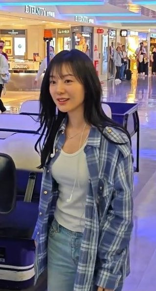 연예거중기 오늘자 김지원 공항 출국 폰카짤 Daum 카페