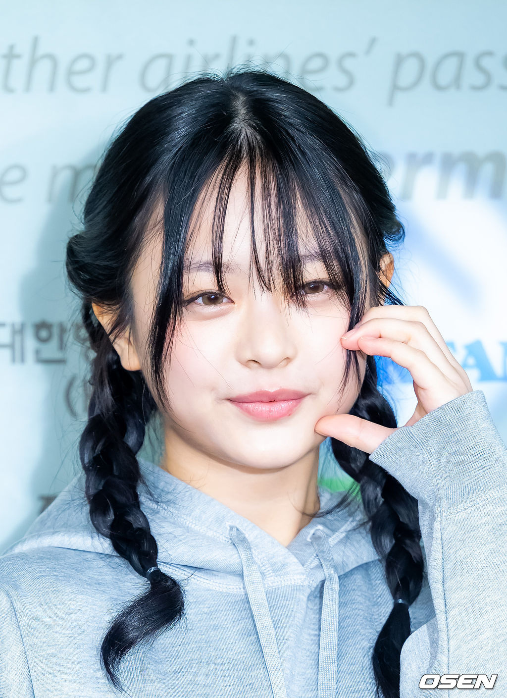 연예거중기 실시간 패션쇼 참석차 출국하는 양갈래 머리 뉴진스 하니 Daum 카페