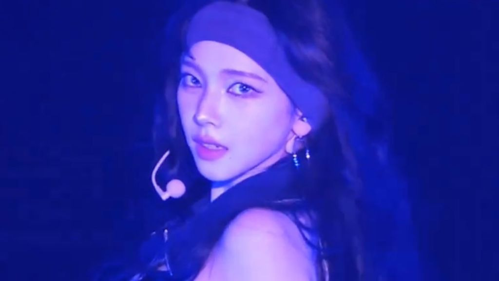 연예거중기 에스파 콘서트 솔로무대 카리나 전광판 Daum 카페