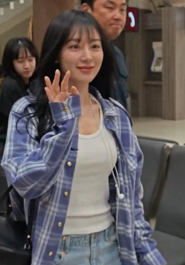 연예거중기 오늘자 김지원 공항 출국 폰카짤 Daum 카페