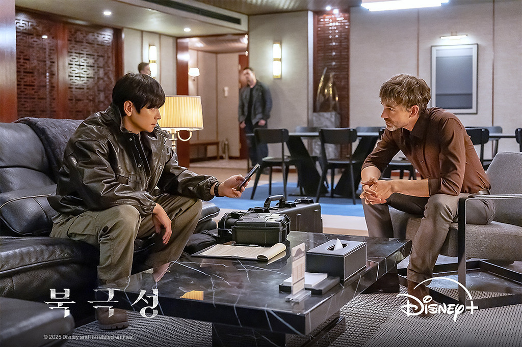 요즘 OTT 뭐봄? | 전지현 x 강동원 디즈니플러스 드라마 스틸컷 - Daum 카페