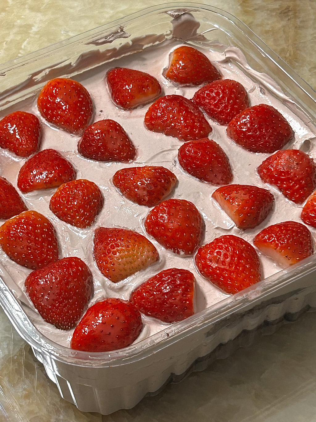 먹고 살자고 하는 짓인데 | 이마트 트레이더스 3월 신상 떠먹는 딸기초코케이크🍓 - Daum 카페