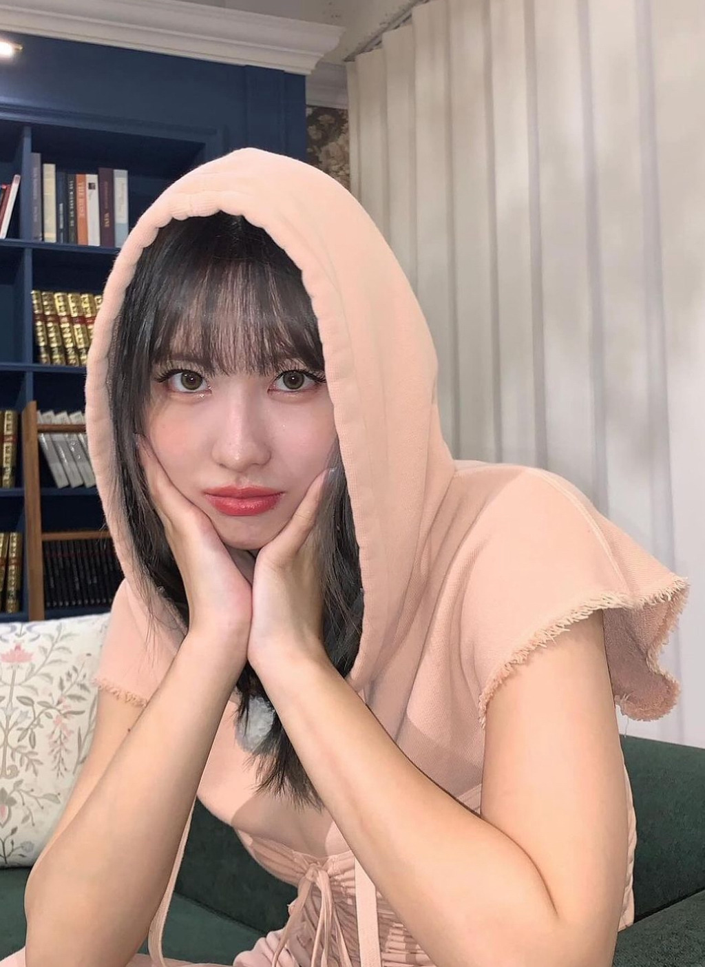 연예인 데일리룩 연예인으로 알아보는 2024 팬톤 컬러 ‘피치 퍼즈 활용법 ️ Daum 카페