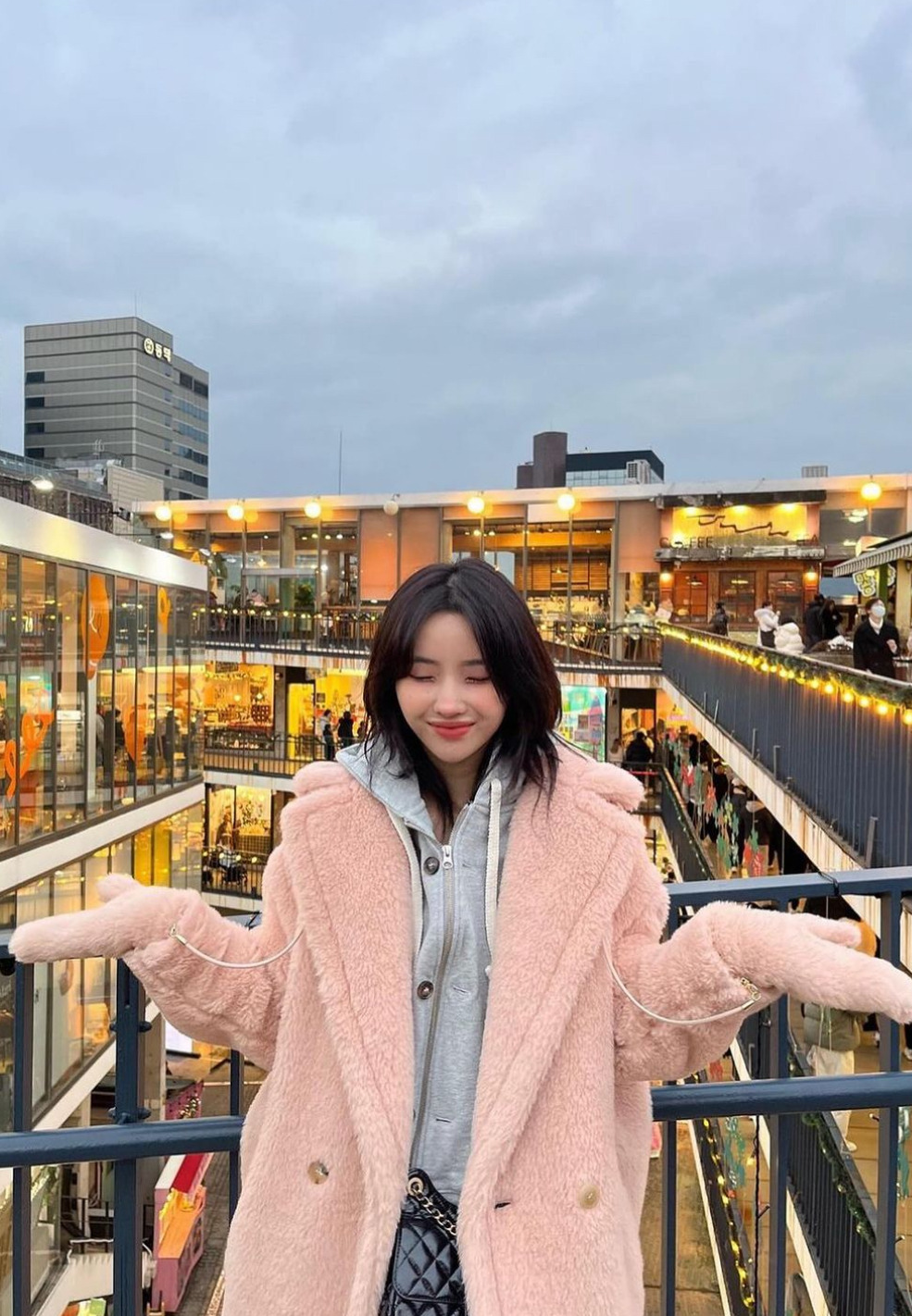 연예인 데일리룩 연예인으로 알아보는 2024 팬톤 컬러 ‘피치 퍼즈 활용법 ️ Daum 카페
