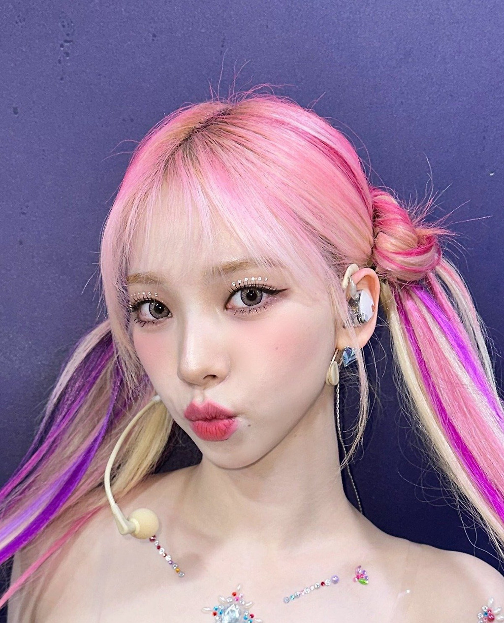 연예인 데일리룩 데뷔 초반과 미세한 차이가 있는 카리나의 화장법 Daum 카페