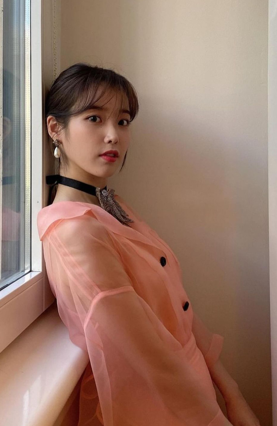 연예인 데일리룩 연예인으로 알아보는 2024 팬톤 컬러 ‘피치 퍼즈 활용법 ️ Daum 카페