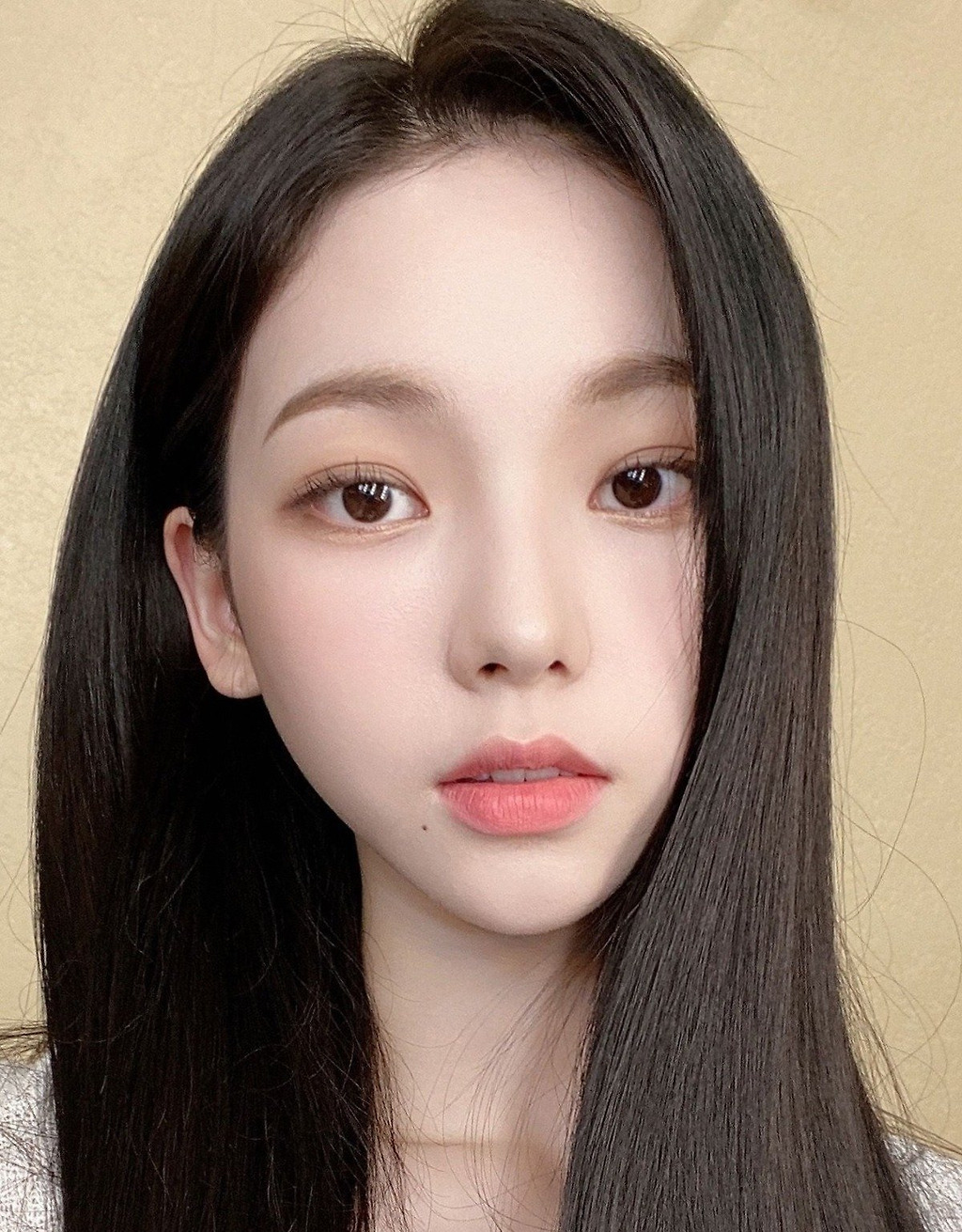 연예인 데일리룩 데뷔 초반과 미세한 차이가 있는 카리나의 화장법 Daum 카페