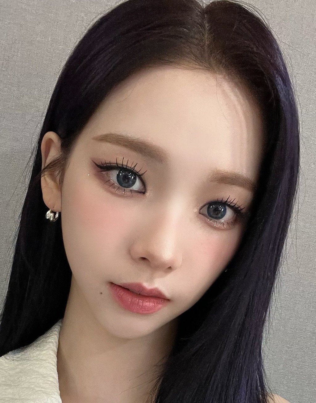 연예인 데일리룩 데뷔 초반과 미세한 차이가 있는 카리나의 화장법 Daum 카페