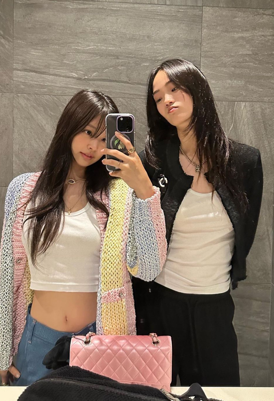 연예인 데일리룩 연예인으로 알아보는 2024 팬톤 컬러 ‘피치 퍼즈 활용법 ️ Daum 카페