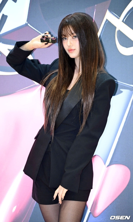 혹하게하는것들 오늘자 뉴진스 다니엘 입생로랑 뷰티 포토월 기사사진 Daum 카페
