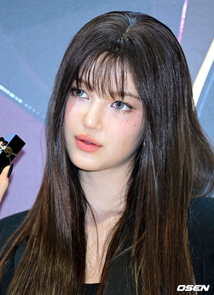 혹하게하는것들 오늘자 뉴진스 다니엘 입생로랑 뷰티 포토월 기사사진 Daum 카페