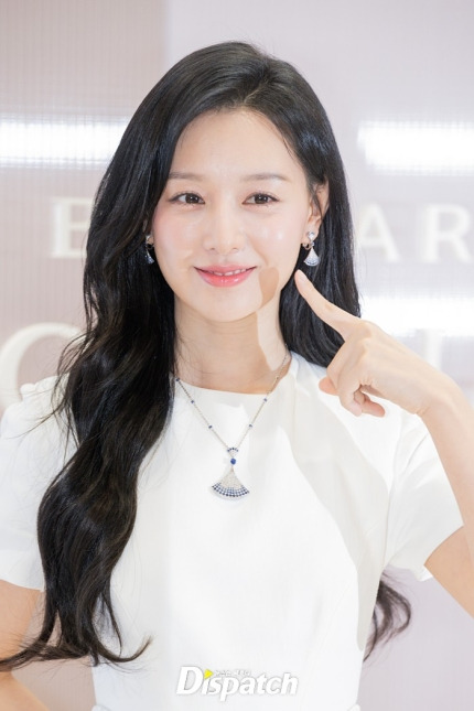 혹하게하는것들 오늘자 김지원 불가리퍼퓸 팝업 기사사진 Daum 카페