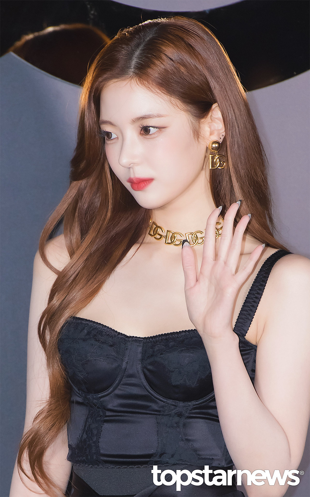 혹하게하는것들 | ITZY 있지 리아 돌체엔가바나 뷰티 포토콜.jpg - Daum 카페