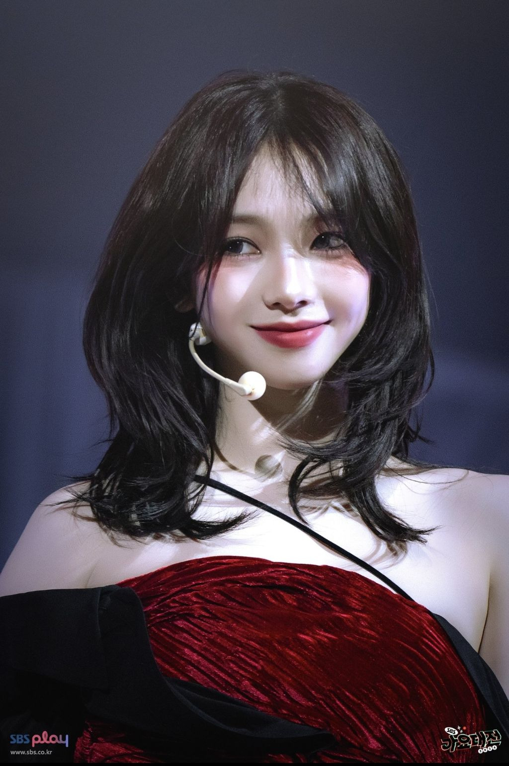 혹하게하는것들 | 241225 SBS 가요대전 현장 포토 안유진&카리나 jpg - Daum 카페