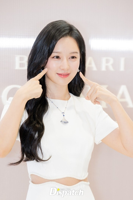혹하게하는것들 오늘자 김지원 불가리퍼퓸 팝업 기사사진 Daum 카페