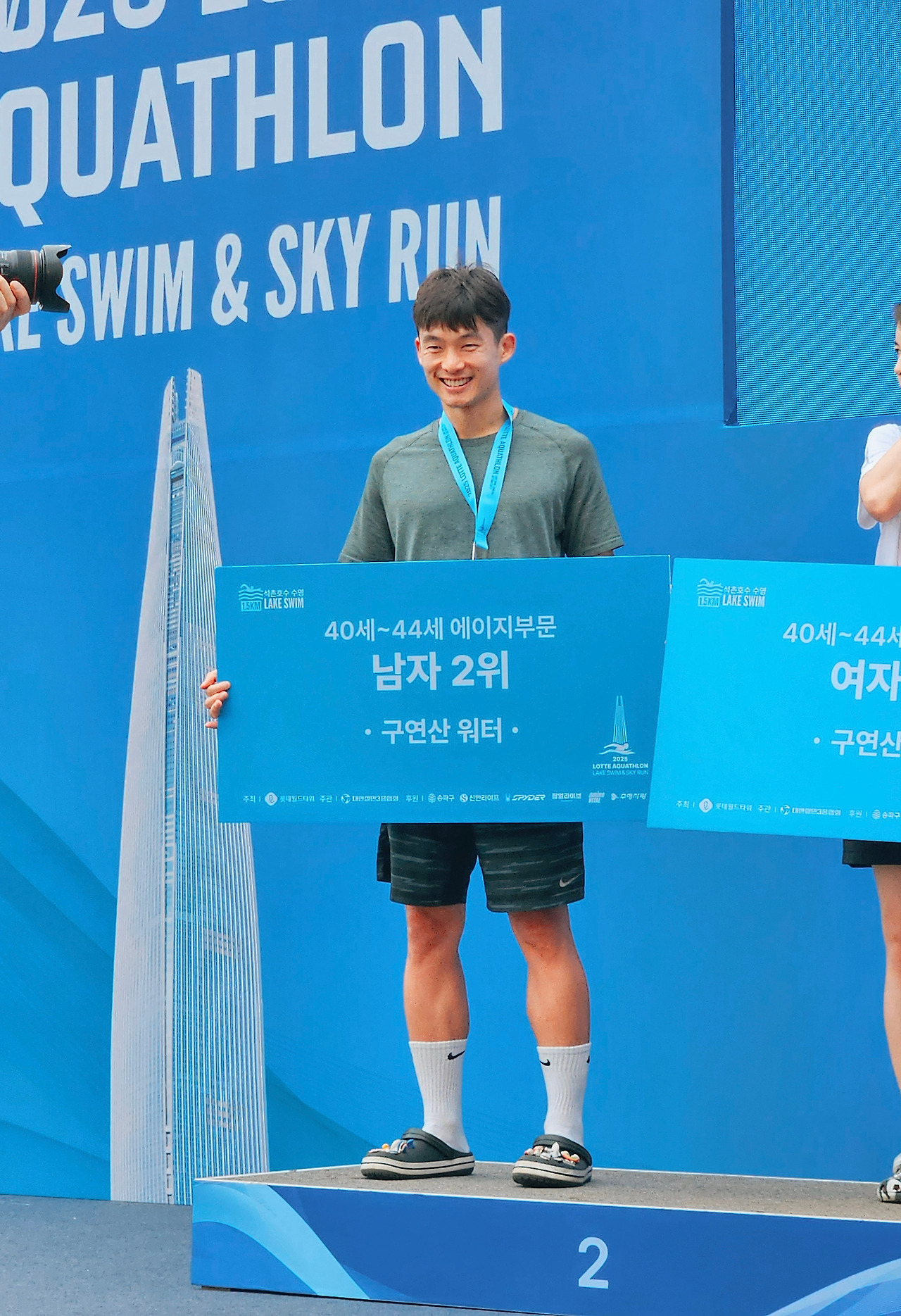 [기사] 1500m 수영 후 123층 계단 오르기