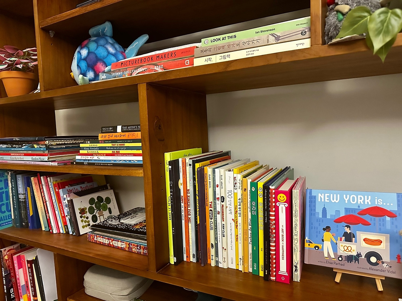 책장 정리를 했어. 그림책을 쓰려고!