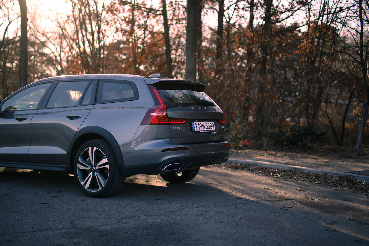 실용성과 멋이 공존하는 볼보 V60 CC B5
