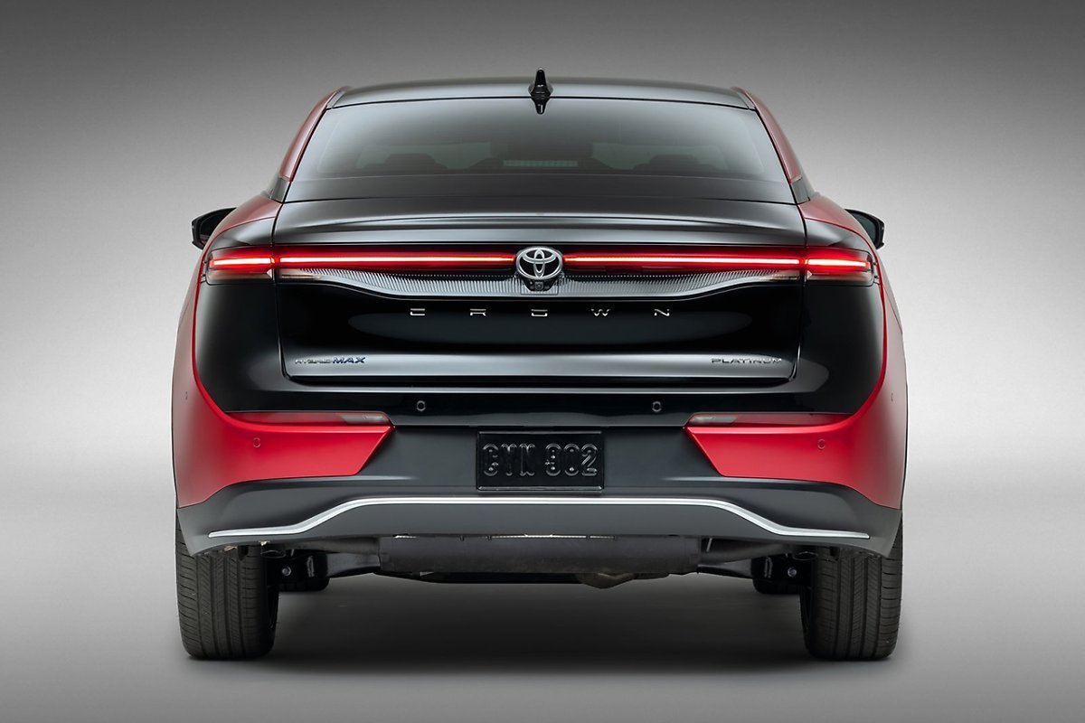 토요타 크라운 국내 출시 예정, 그랜저 대항마 될까?