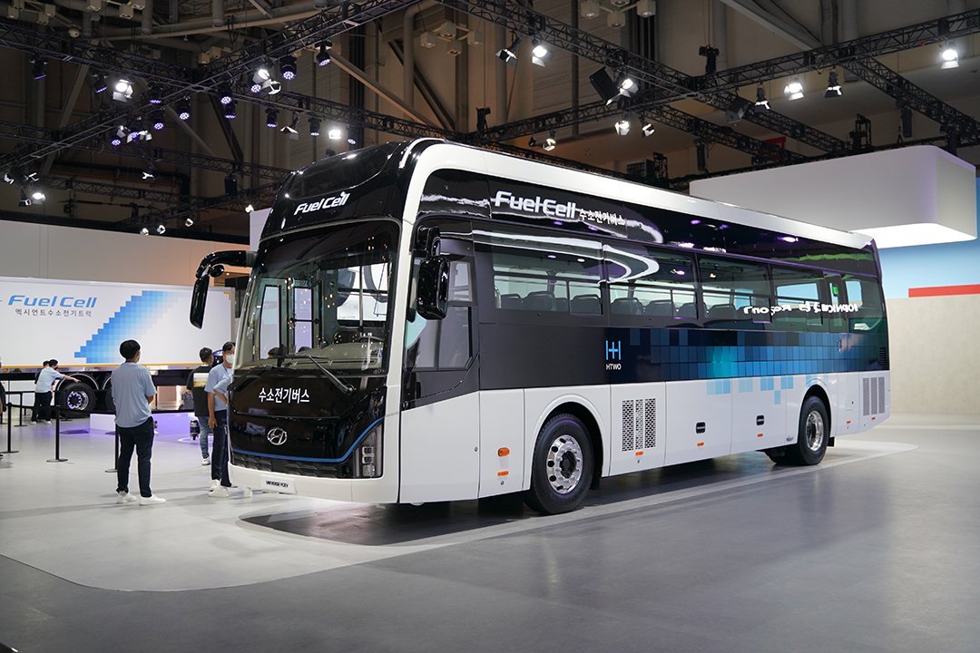 궁극의 친환경, 엑시언트 FCEV와 유니버스 FCEV