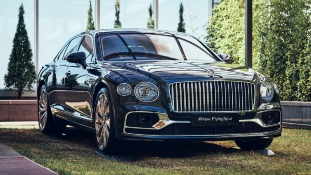 하정우가 '늦둥이 동생'에게 선물한 '억대 명품차'