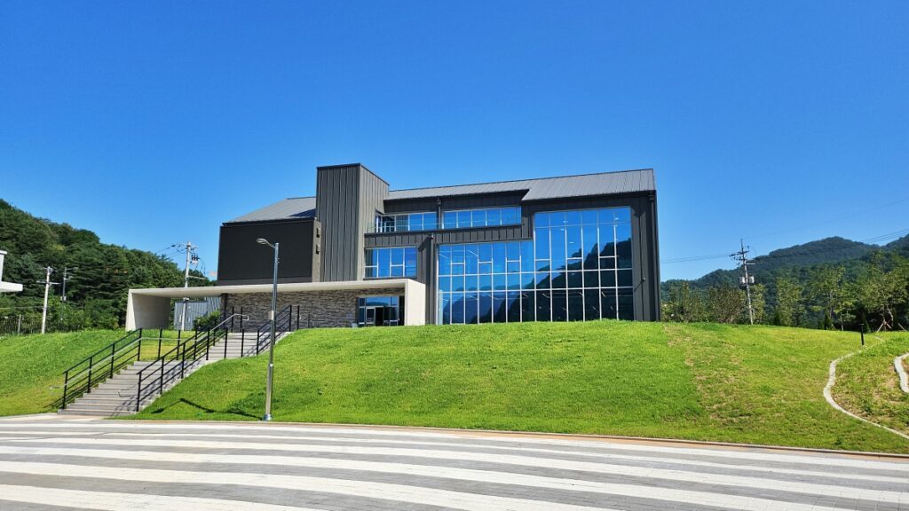 “드디어 문 열었다” 휴식과 산책이 있는 여름 속 쉼터