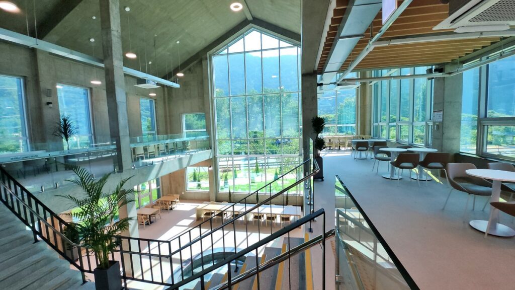 “드디어 문 열었다” 휴식과 산책이 있는 여름 속 쉼터