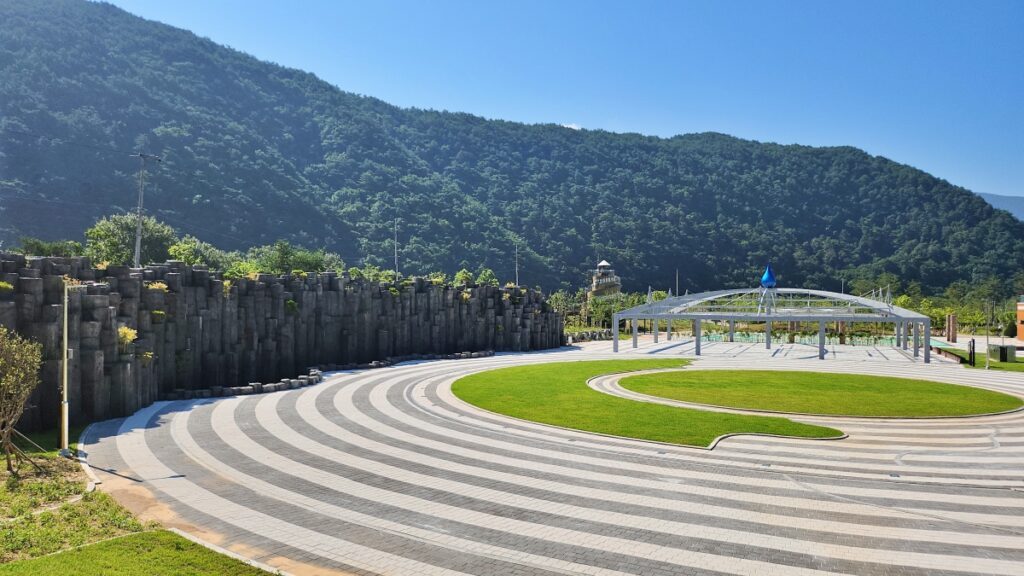 “드디어 문 열었다” 휴식과 산책이 있는 여름 속 쉼터