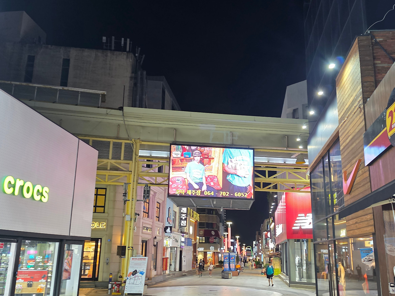 제주 도심의 저녁 칠성로와 동문시장에서 만난 쇼핑 풍경
