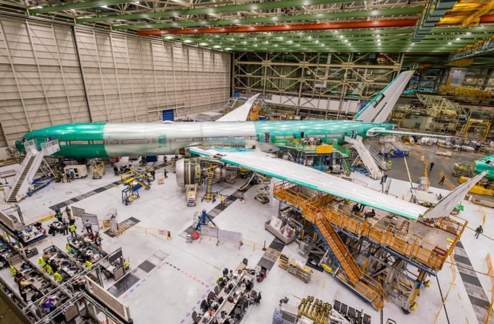 B737 MAX 사고에 묻혀버린 B777X 롤아웃