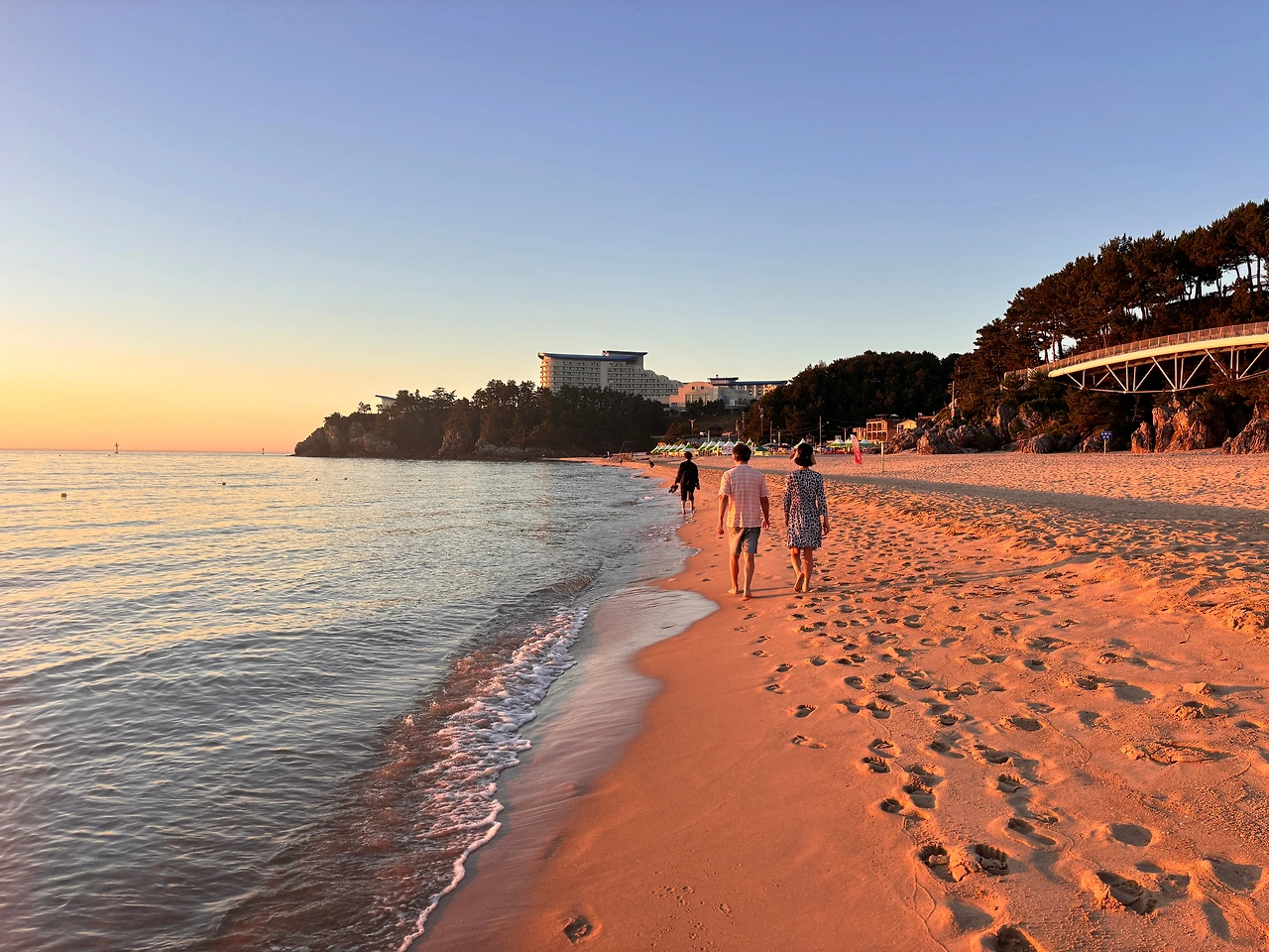 여름밤 숙면, 맨발 걷기가 정답?