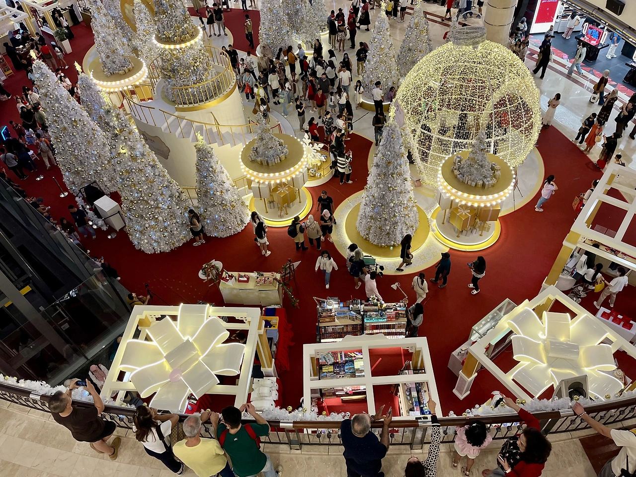 반팔 산타를 겨우 찾았습니다