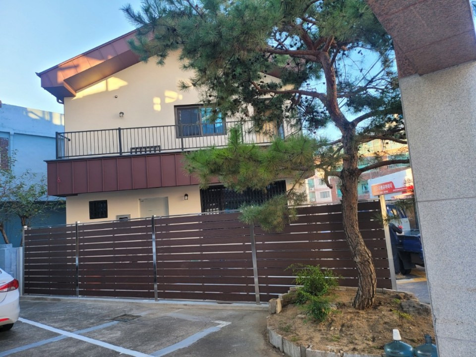주택 담장 울타리를 합성목재데크로 시공했습니다