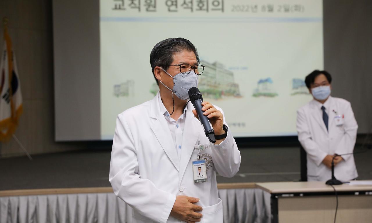 일산백병원 정년퇴임 교직원 공로패·황금열쇠 수여