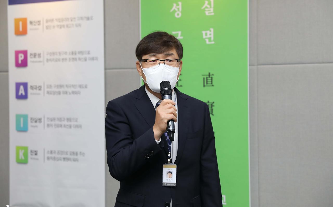 일산백병원 정년퇴임 교직원 공로패·황금열쇠 수여