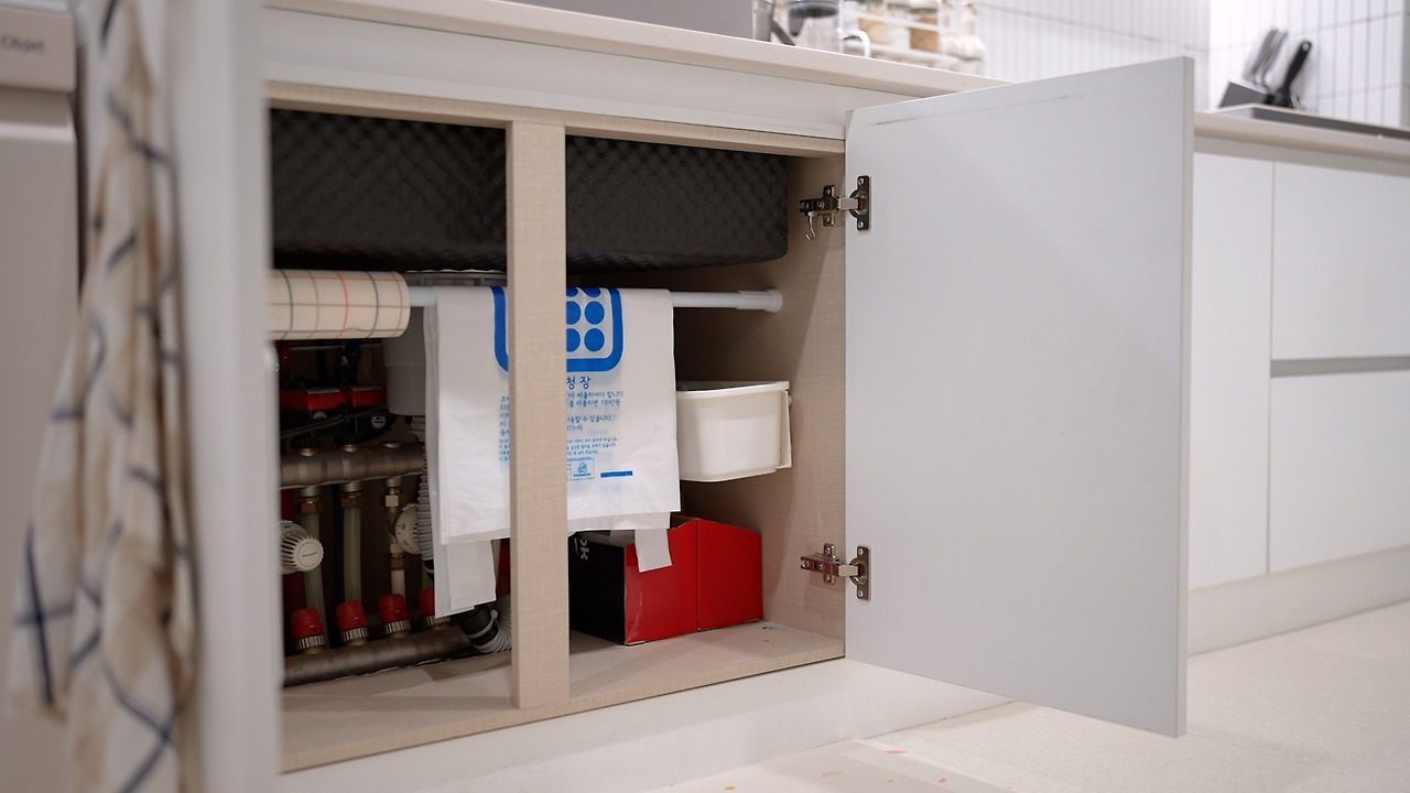 다이소 압축봉을 활용한 틈새 수납 정리 꿀팁 주방과 욕실 틈새 수납하는 방법 주방정리 주방수납 욕실수납 욕실 수납장 정리 네이버 블로그