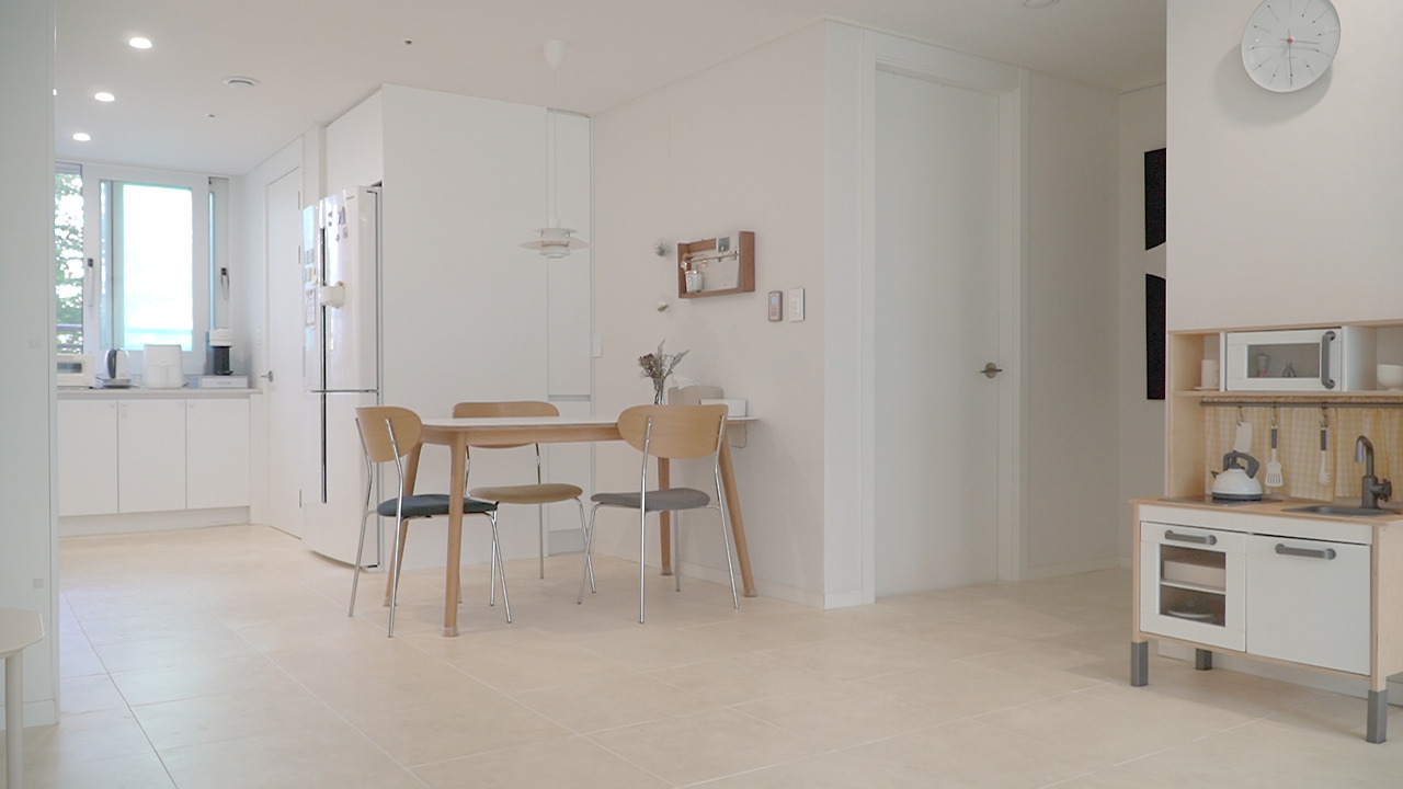 아기 키우는 단정한 집을 위한 거실 주방 가구 추천