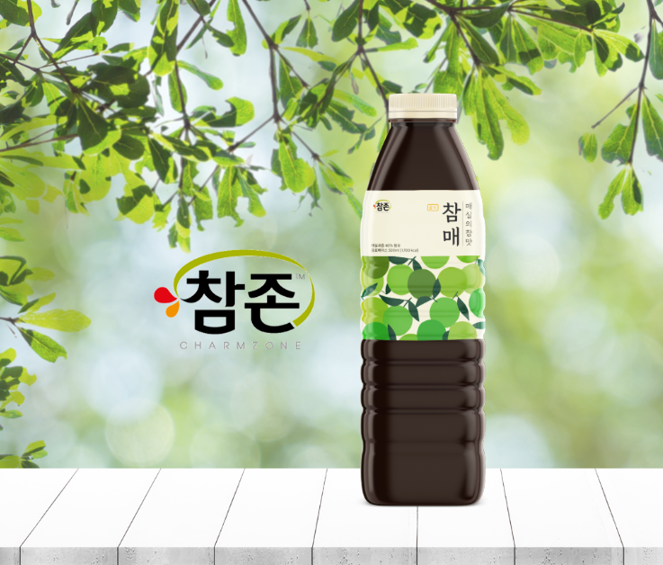 매실의 상큼함을 담은 현대적인 음료 라벨 디자인