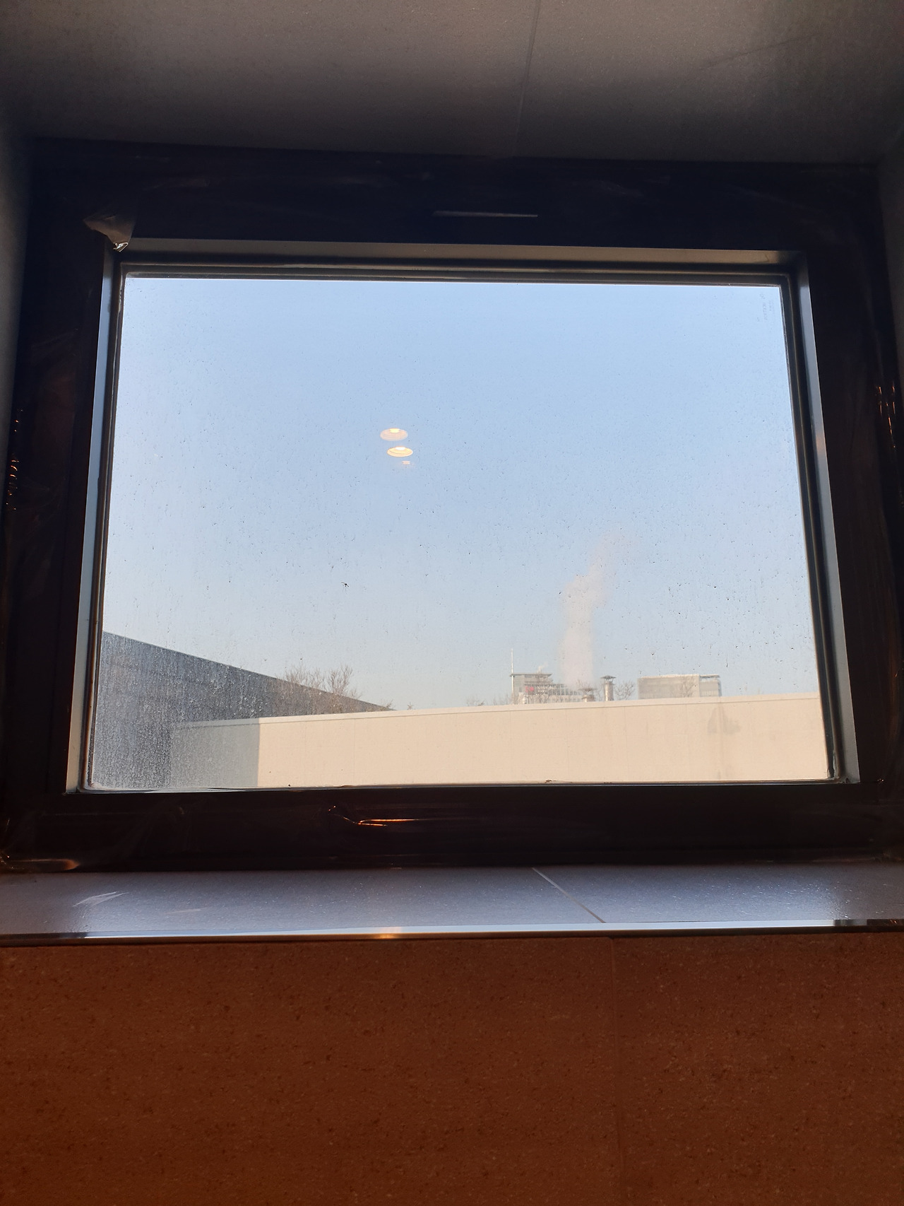 넋 놓고 바라보는 화장실 창문밖 풍경