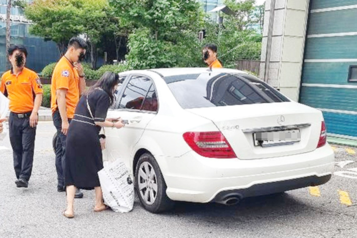 소방서 앞 불법 주차 정작 소방관이 신고를 막았다