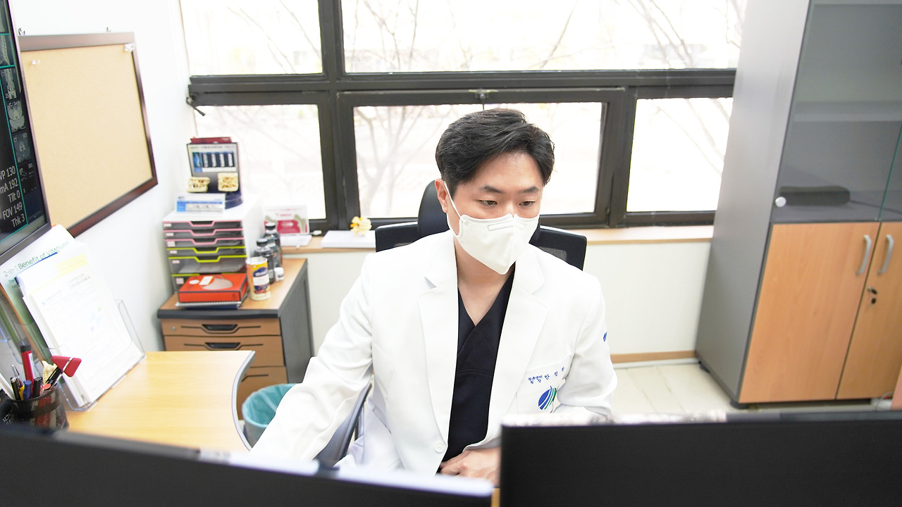 척추관협착증으로 인한 허리통증 없애 주는 추간공확장술