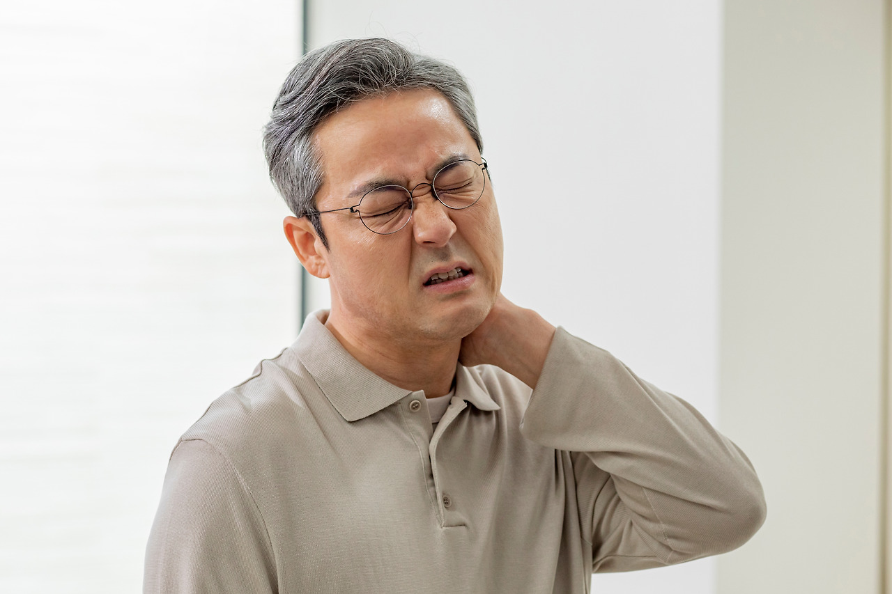 찌르는듯한 뒷머리통증 이 질환부터 의심하세요